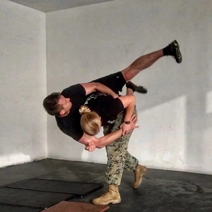 Убийственная красота: комбат "Барби" может уничтожить врага голыми ...